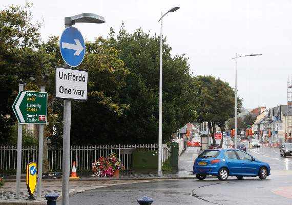 One-way sign ‘confuses drivers’ | cambrian-news.co.uk