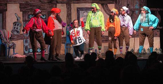 Paralympic star swimmer surprises panto audience | cambrian-news.co.uk