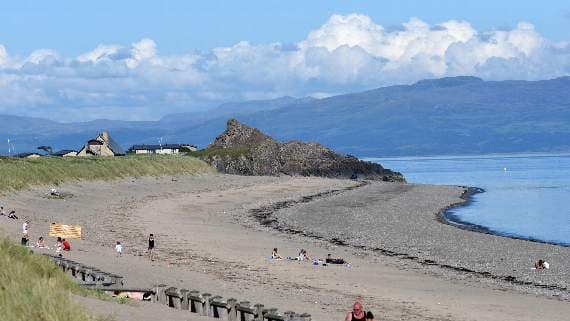 Asbestos found in Pwllheli stops Haven work but is ‘no risk to public ...