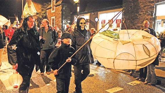 Lantern parade to return to town after year’s break | cambrian-news.co.uk