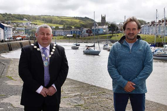 Town's mayoral chains handed over | cambrian-news.co.uk