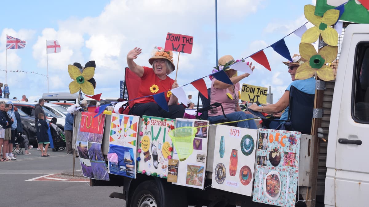 £10,000 carnival proceeds donated to Borth groups | cambrian-news.co.uk