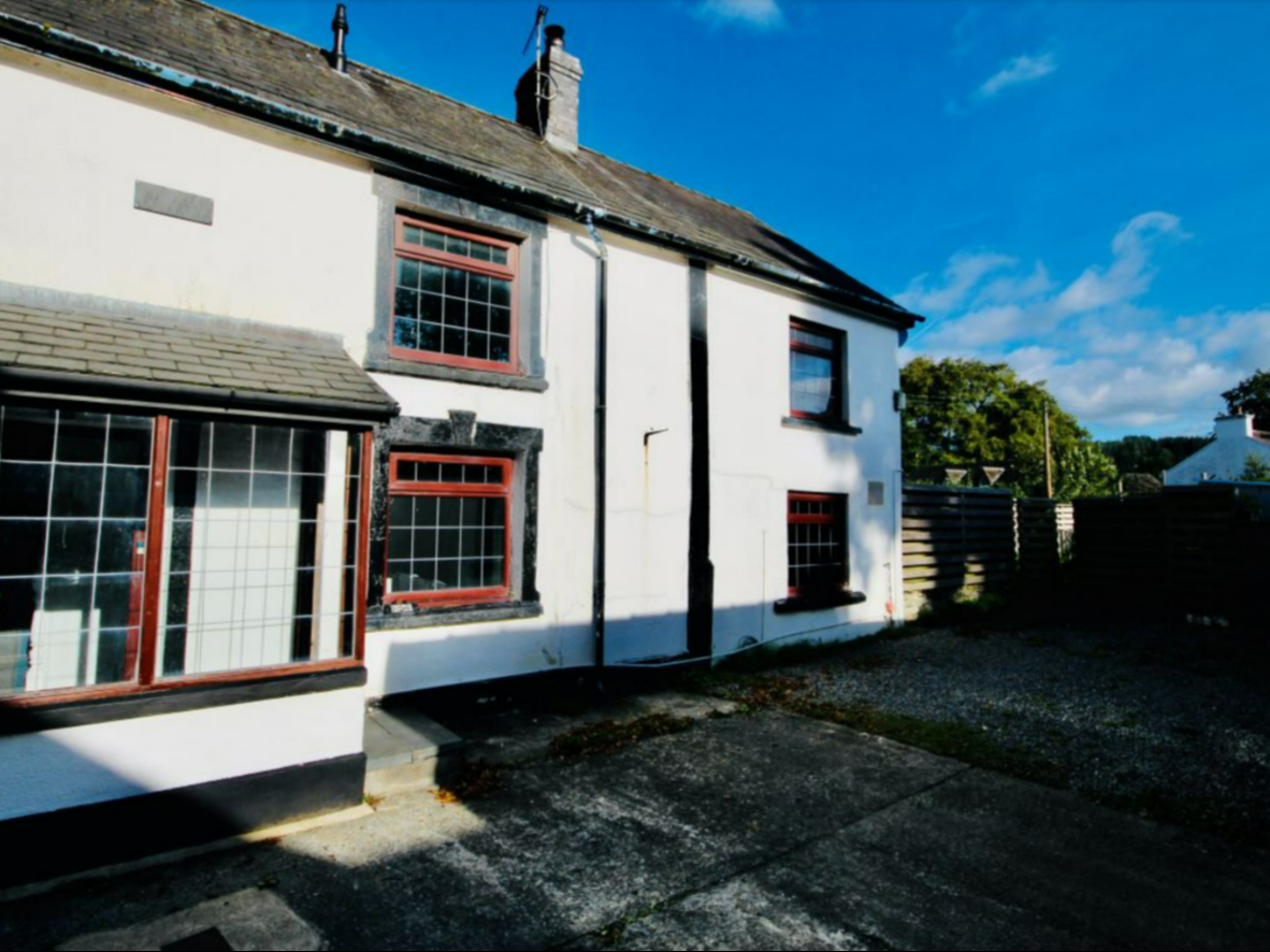 Lampeter cottage with unique features goes to auction for just £100,000 ...