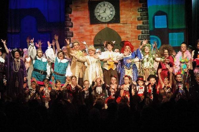 Players celebrate panto return to Aberdyfi | cambrian-news.co.uk