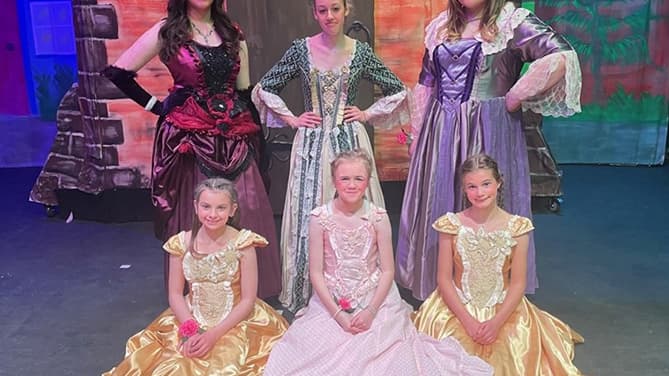 Past and present pupils put on a wonderful panto | cambrian-news.co.uk