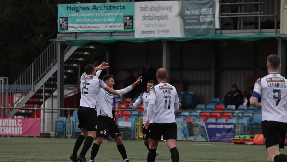 Lakesiders beaten at the death by 10-man Robins | cambrian-news.co.uk