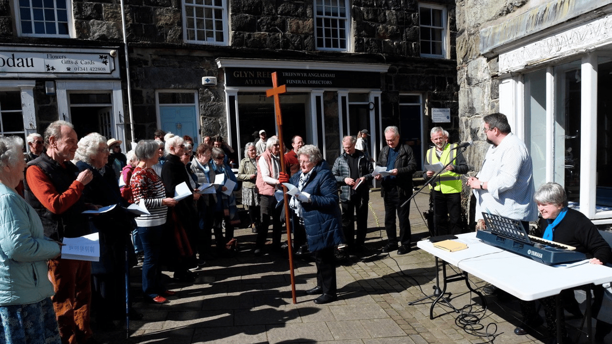 Dolgellau procession and outdoor service attracts residents and ...