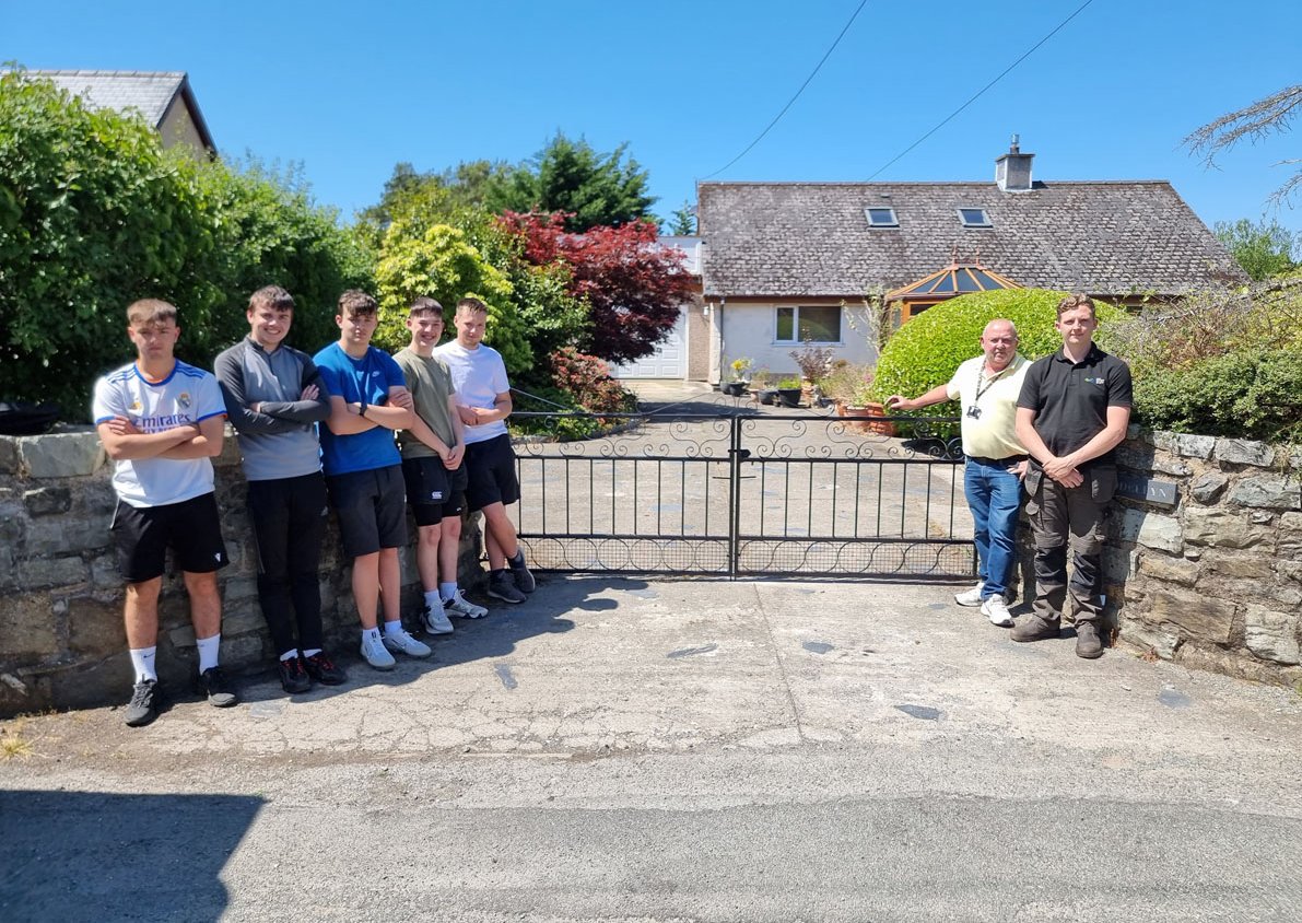 Coleg Meirion Dwyfor students make new gate for Elfyn | cambrian-news.co.uk