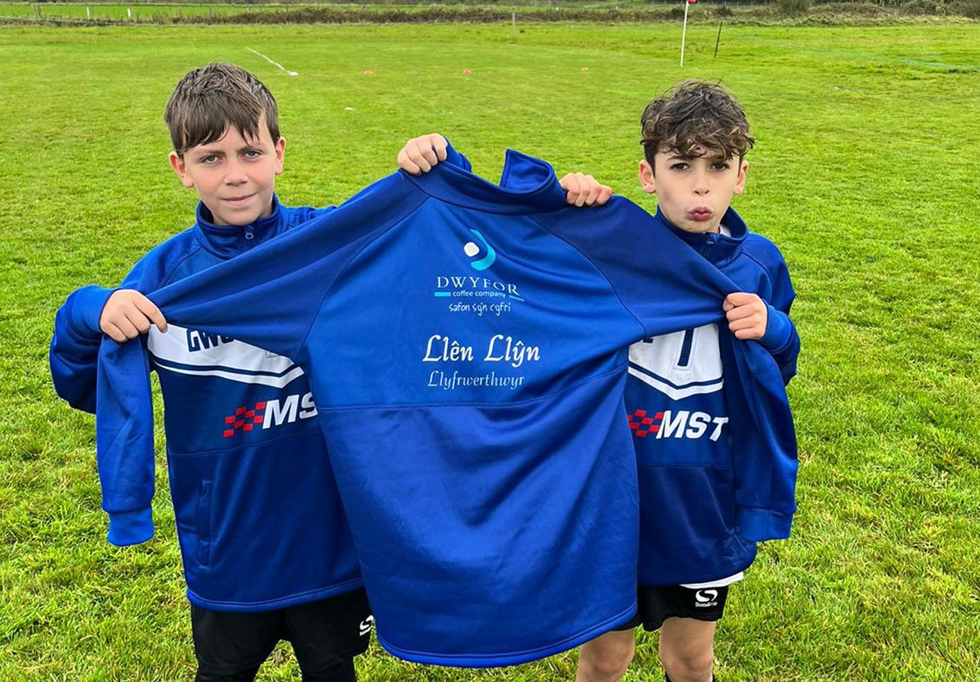CPD Nefyn juniors thank sponsors for training kit | cambrian-news.co.uk