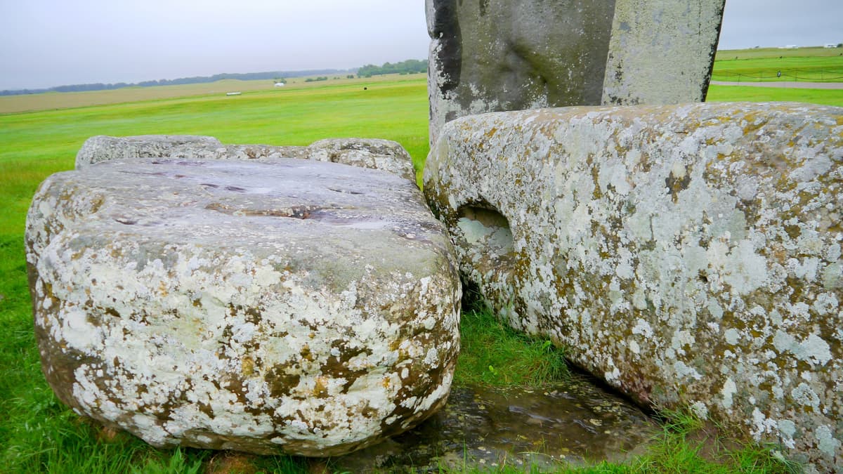 Origin of largest 'bluestone' at Stonehenge thrown into doubt by Aber ...