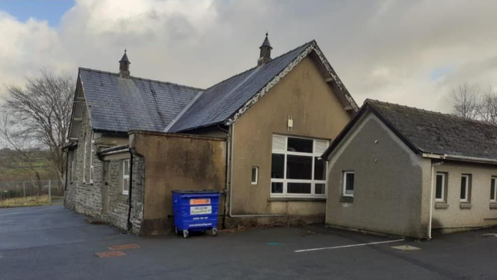Plans to build 20 homes on former school site narrowly approved ...