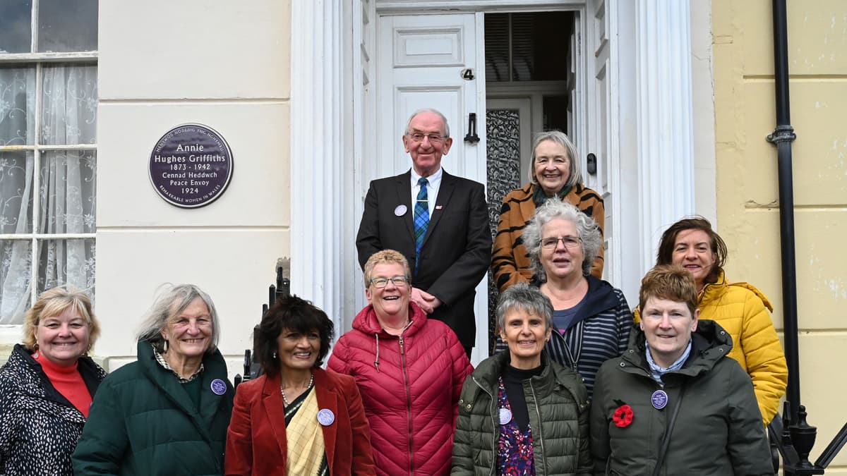 Purple plaque unveiled in honour of 'remarkable' Aberystwyth woman ...