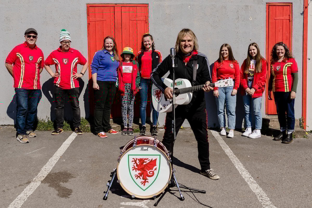 Mike Peters to play pre-match ahead of Cymru v Türkiye tonight ...