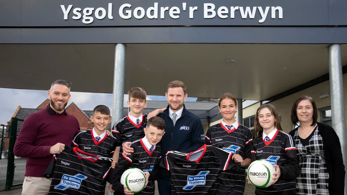 Trailer firm pitches in with some Hollywood glitz for Bala school ...