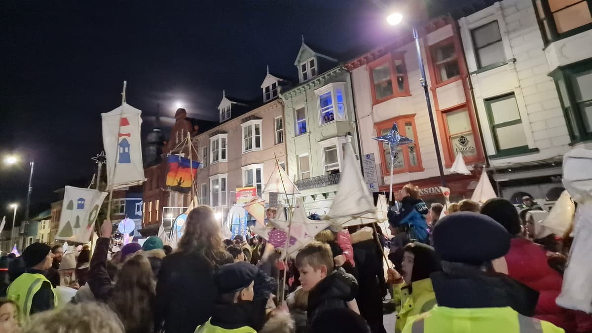 Crowds gather for Aberystwyth lantern parade | cambrian-news.co.uk