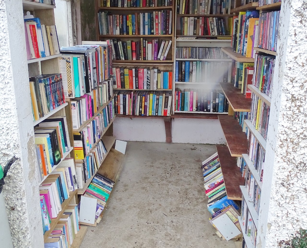 Community transforms disused bus shelter into library | cambrian-news.co.uk
