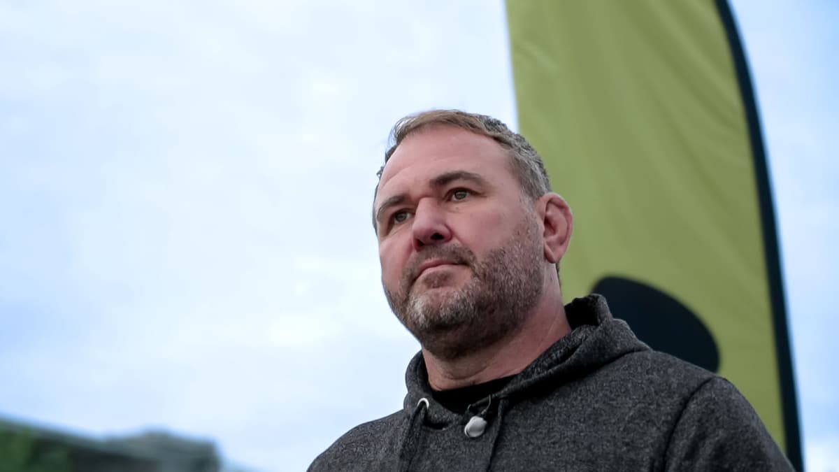 Scott Quinnell yn hyfforddi tîm rygbi i bobl o bob gallu | cambrian ...