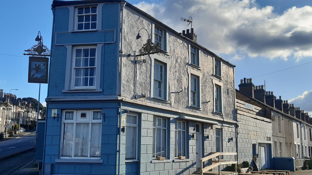 Caernarfon pub for sale is "landmark" building dating back to 1800s ...