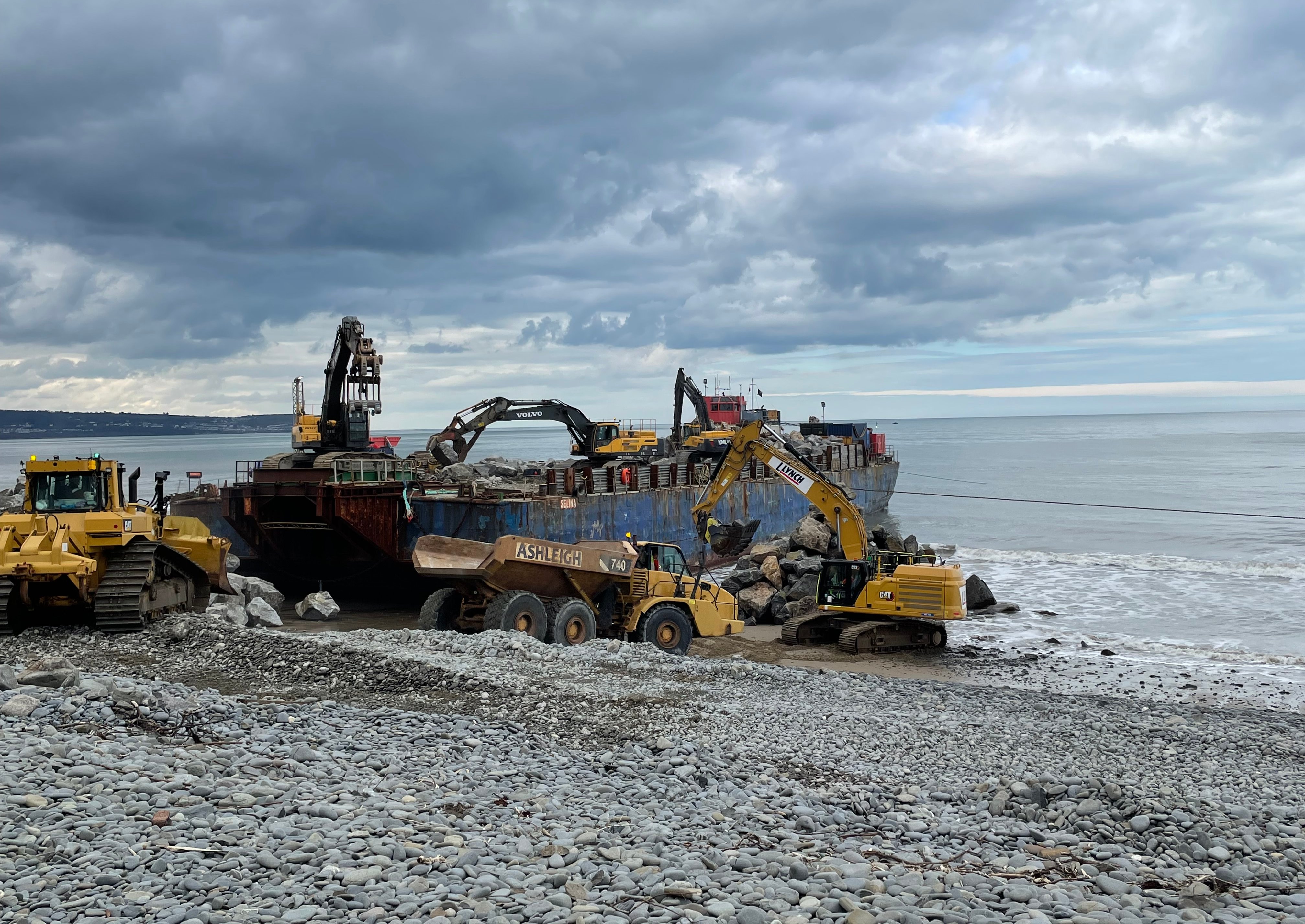Weekend work continues on Aberaeron's £32 million sea defences ...
