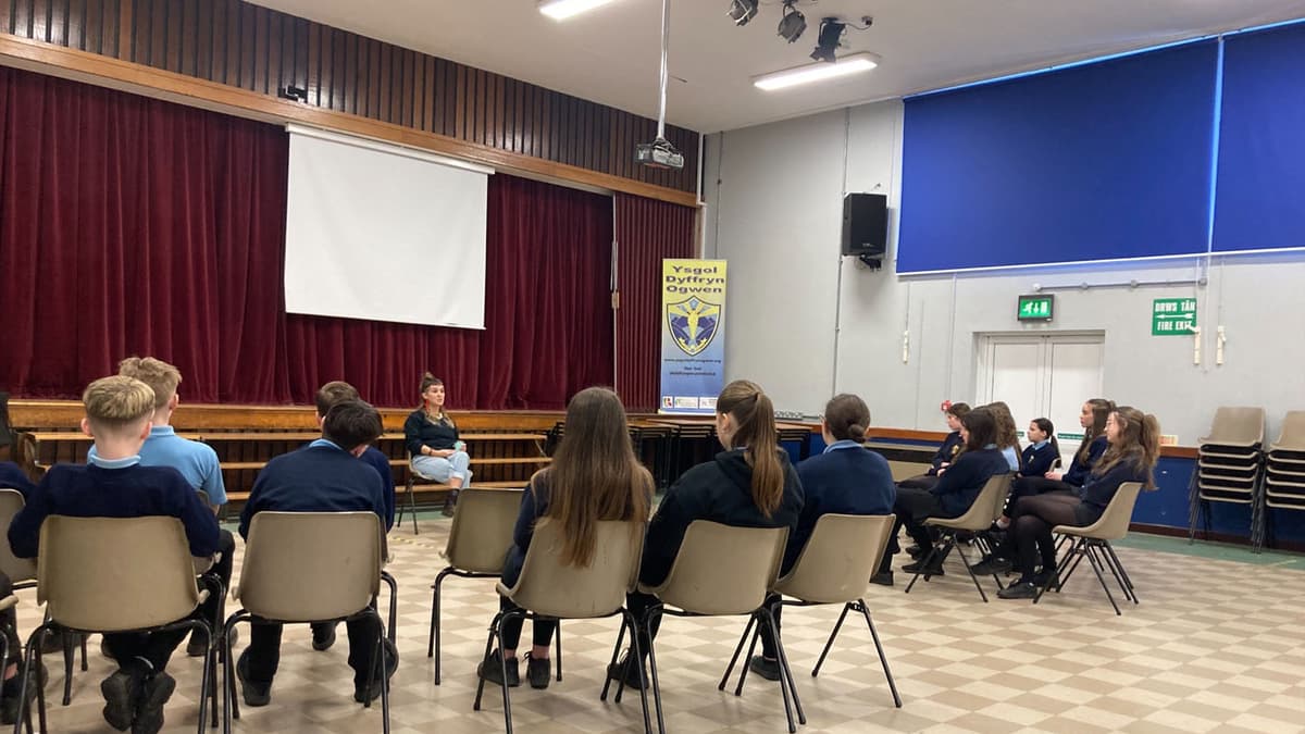 Tara Bandito yn arwain taith gigs ysgolion Menter Iaith Gwynedd ...