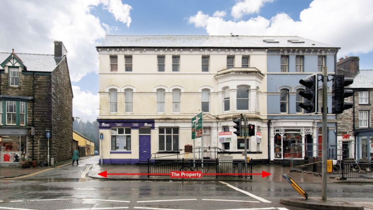 Mach bank and seven-bed flat sells at auction for £161,000 | cambrian ...