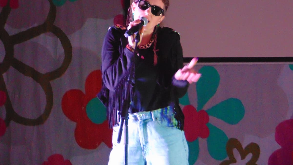 Wrestler's daughter wows pupils with music | cambrian-news.co.uk