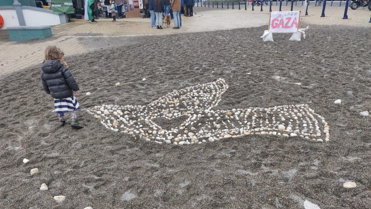 15,000 pebbles laid on Aber prom to remember the dead children of ...
