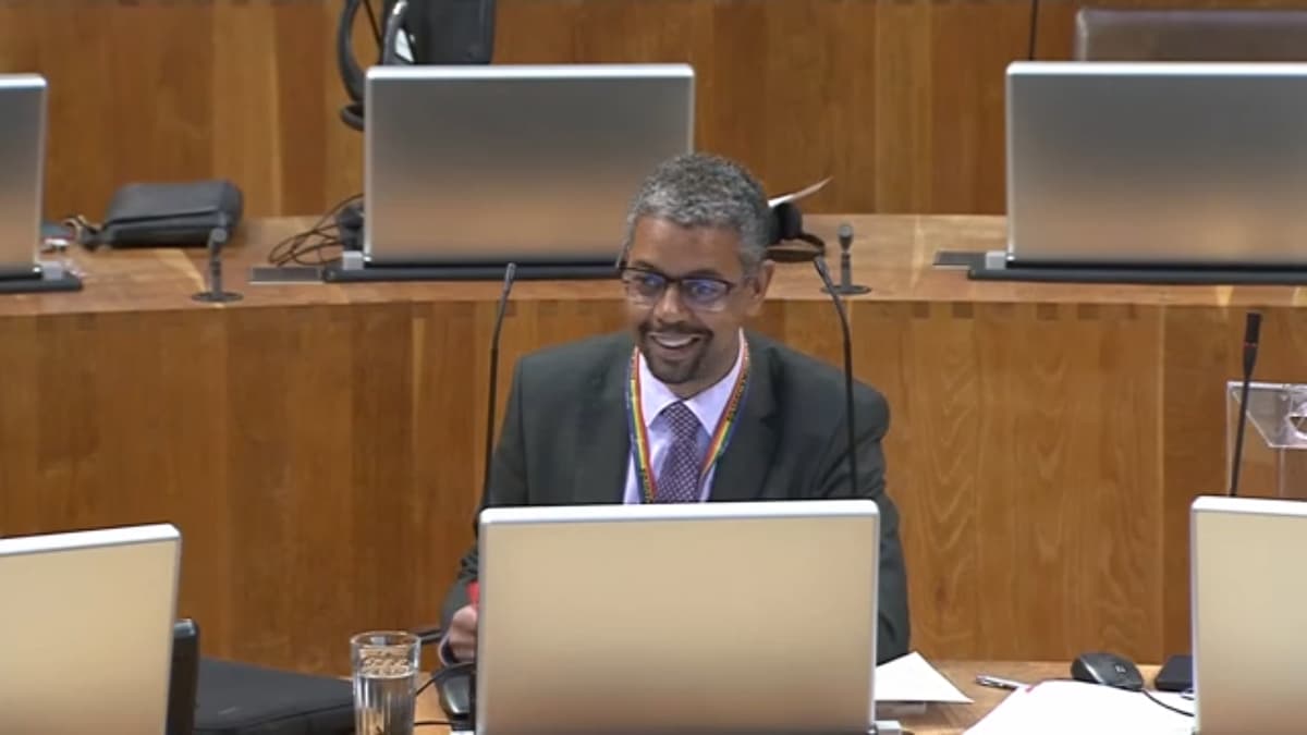 First Minister urged to 'do right thing' and give back £200,000 ...