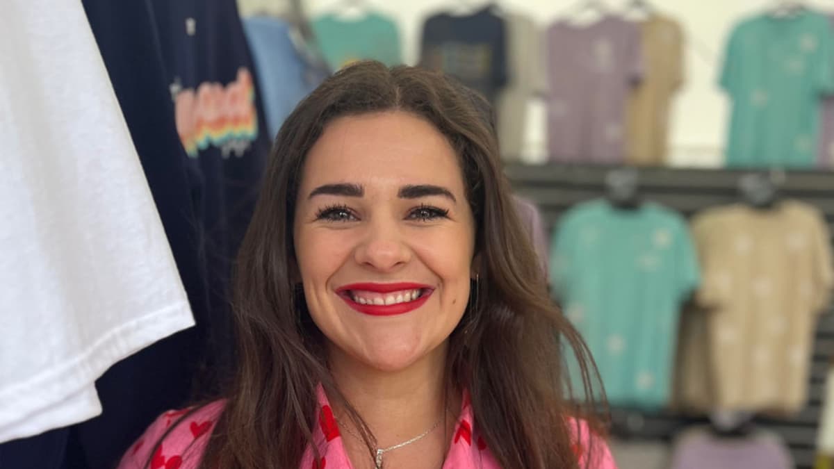 Busnesau ac elusennau yn dathlu derbyn cymeradwyaeth y Cynnig Cymraeg ...