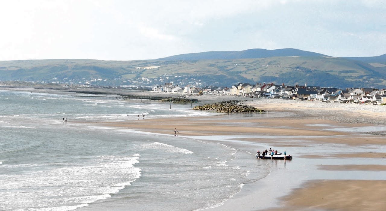 Mystery illness leaves Borth swimmers 'projectile vomiting' but no ...
