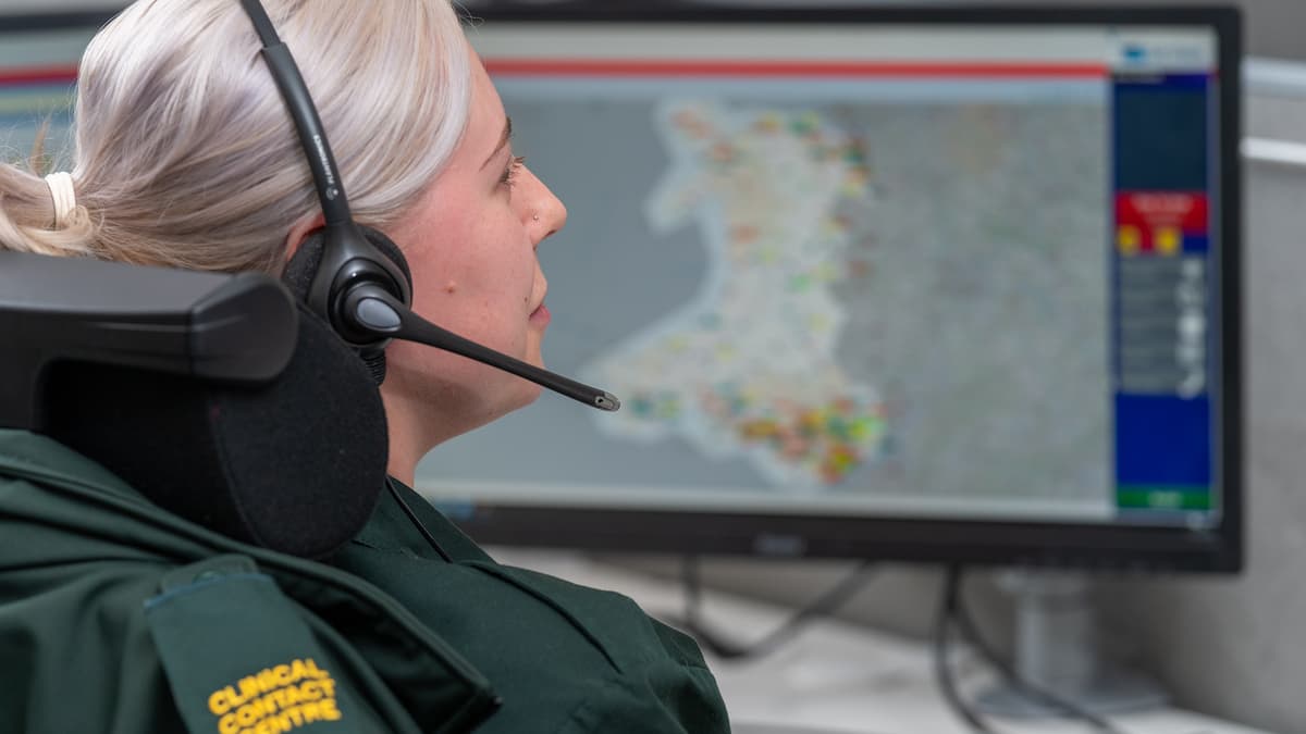 Ambulance 999 call handler says caller threatened to stab her in the ...