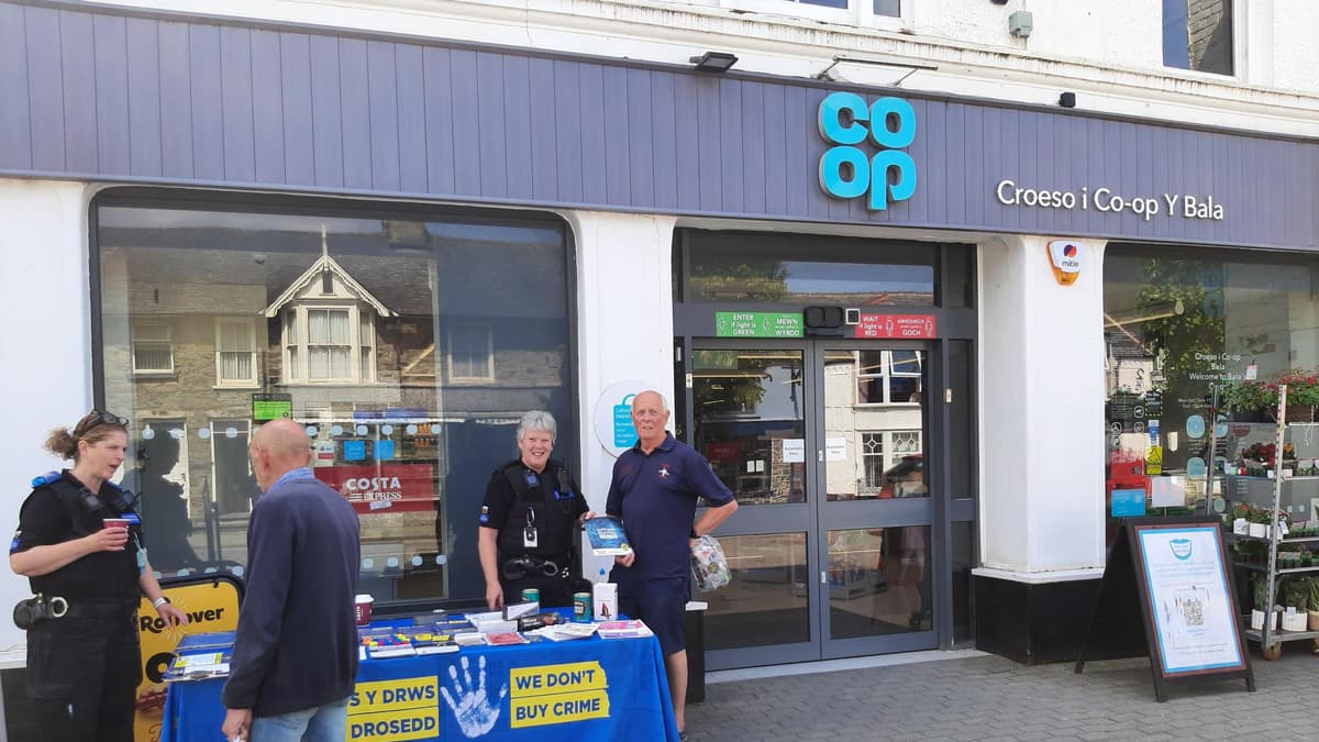 Police 'pop-up' at Bala and Barmouth shops to deter thieves, following ... Police 'pop-up' at Bala and Barmouth shops to deter thieves, following ...