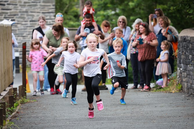 Corris Primary School children take on steam train in annual school ...