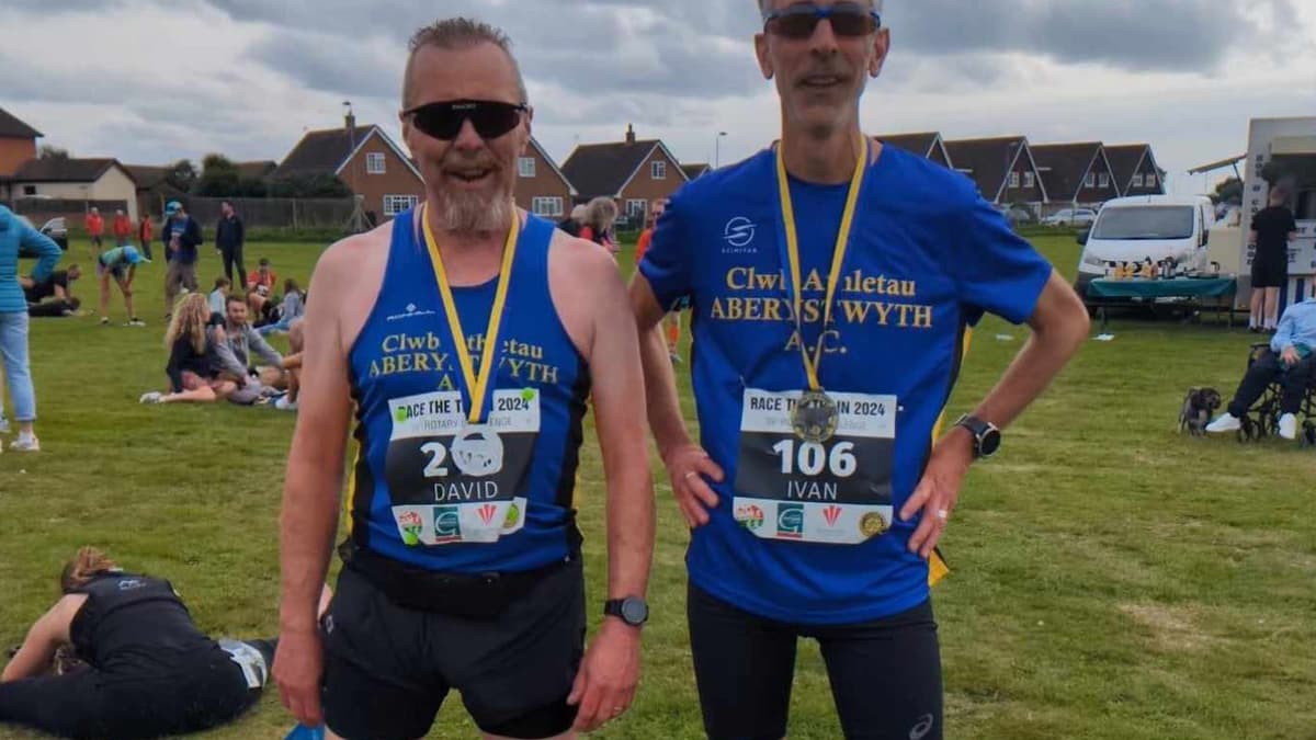 Aberystwyth runners take on Race the Train in Tywyn | cambrian-news.co.uk