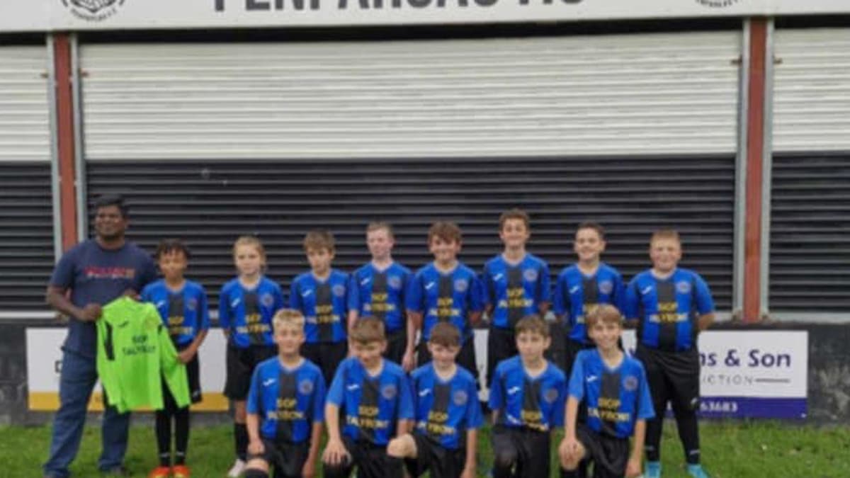 Penparcau FC youths thank sponsors for smart new kit | cambrian-news.co.uk
