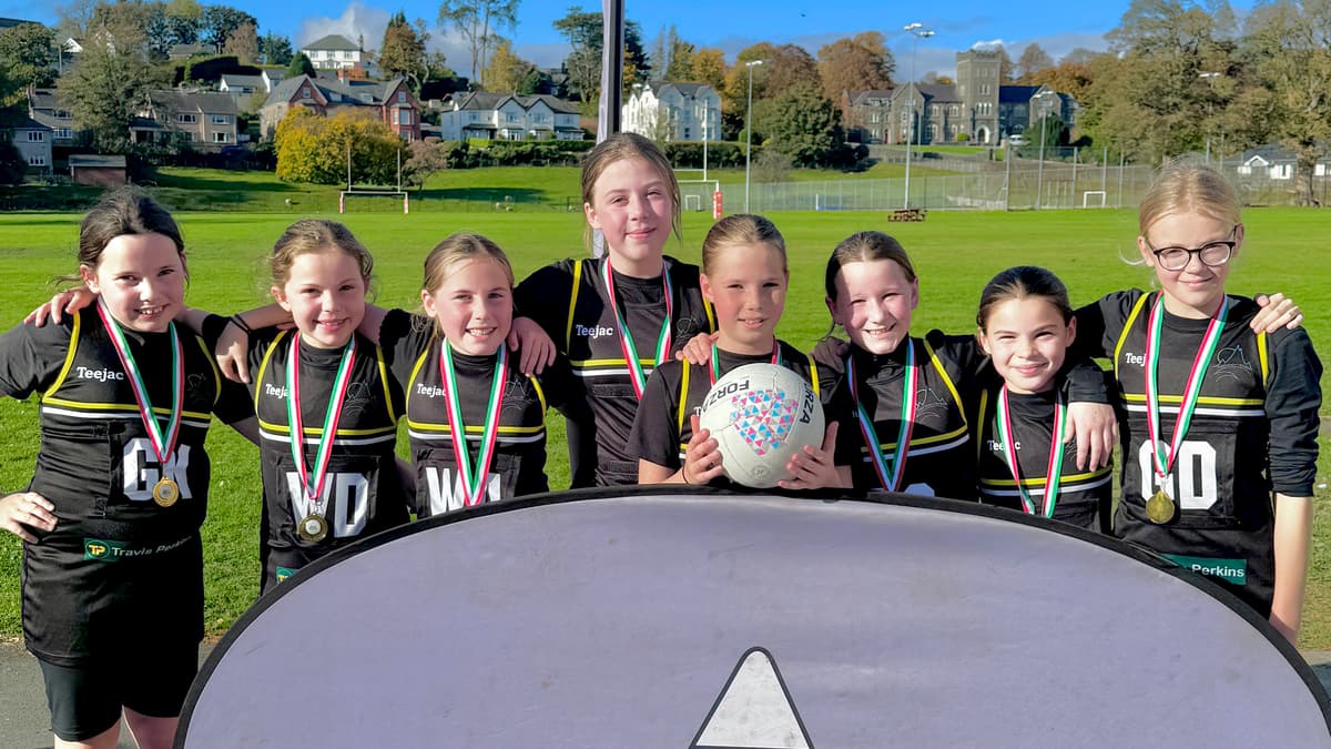 Ysgol Godre'r Berwyn triumph at Urdd Meirionnydd netball comp ...