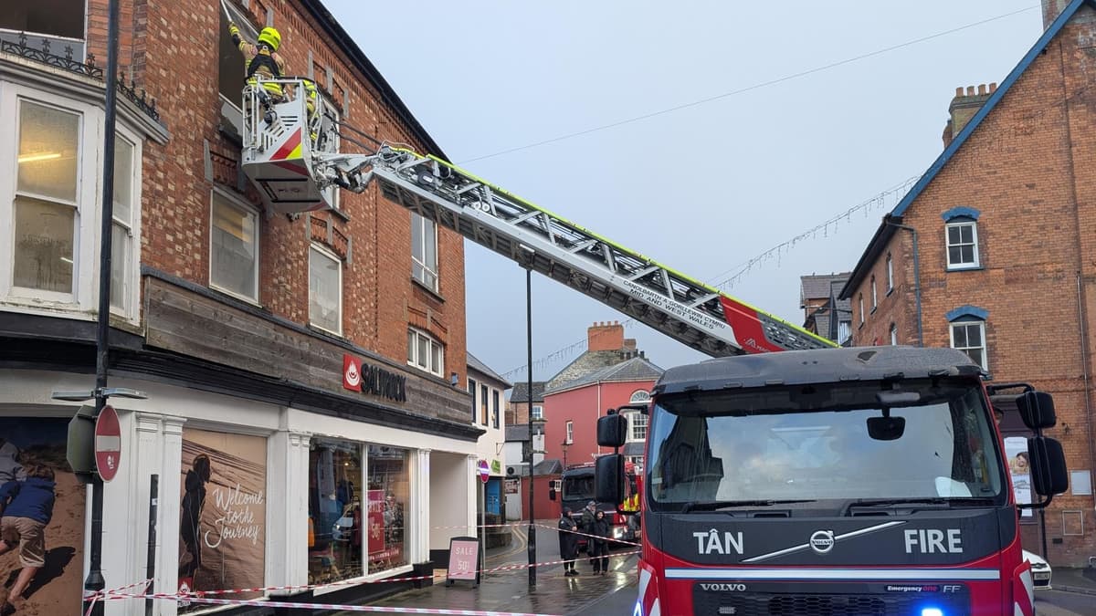 Firefighters remove dangerous window in town centre | cambrian-news.co.uk