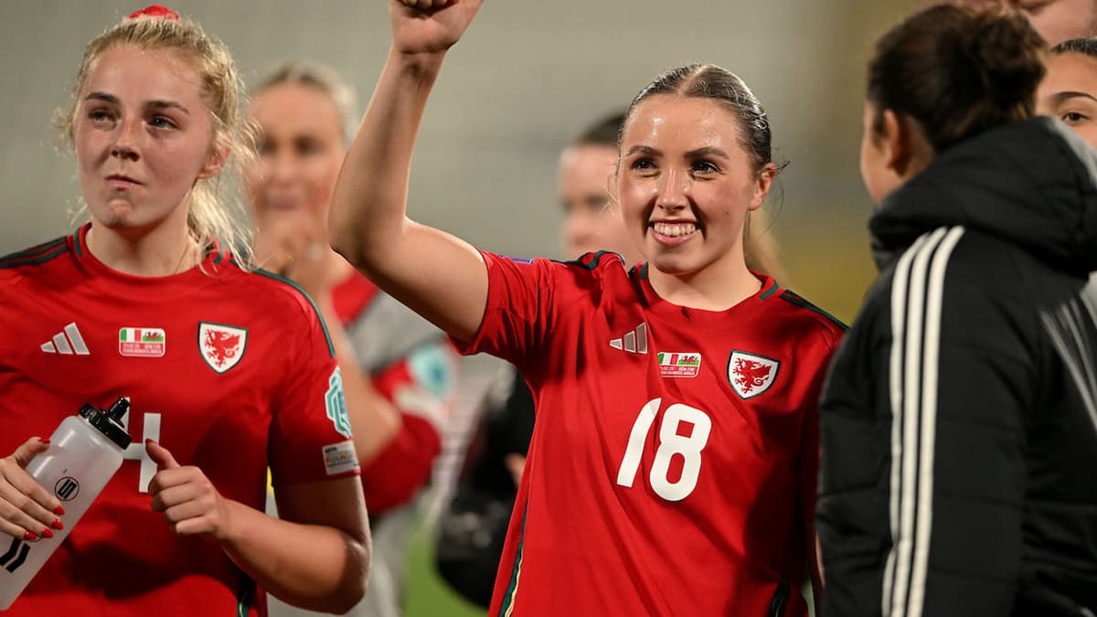 Trawsfynydd's Mared Griffiths signs pro deal with Manchester United ...