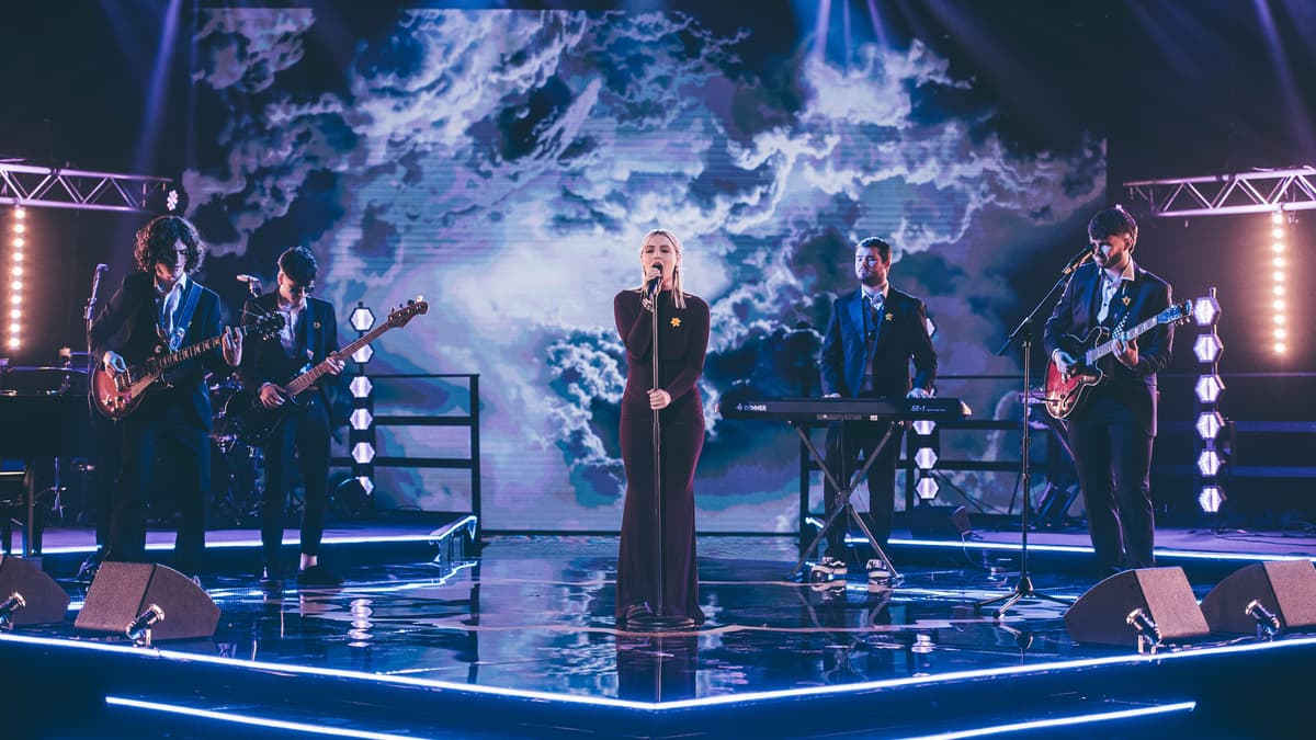 Troseddwr yr Awr gan y band Dros Dro yn ennill Cân i Gymru | cambrian ...