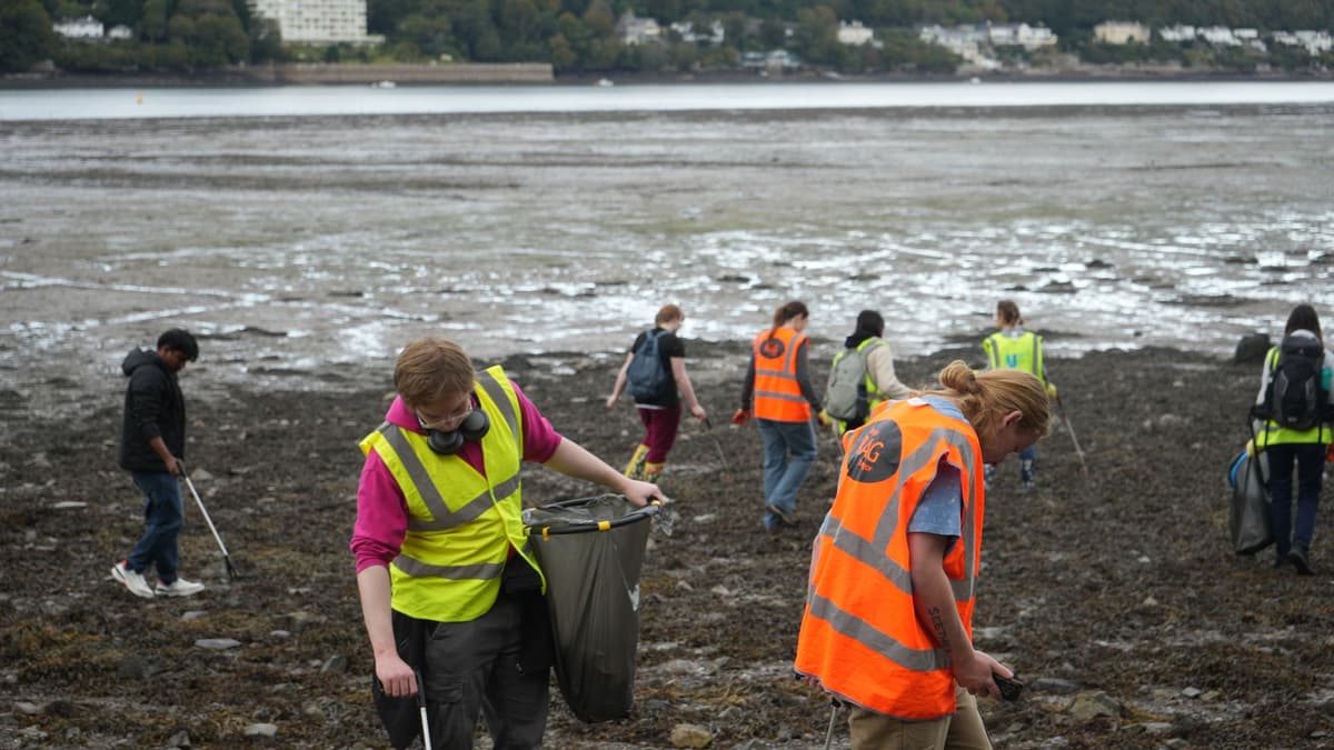 Gwynedd students clean up beach for Waste Awareness week | cambrian ...