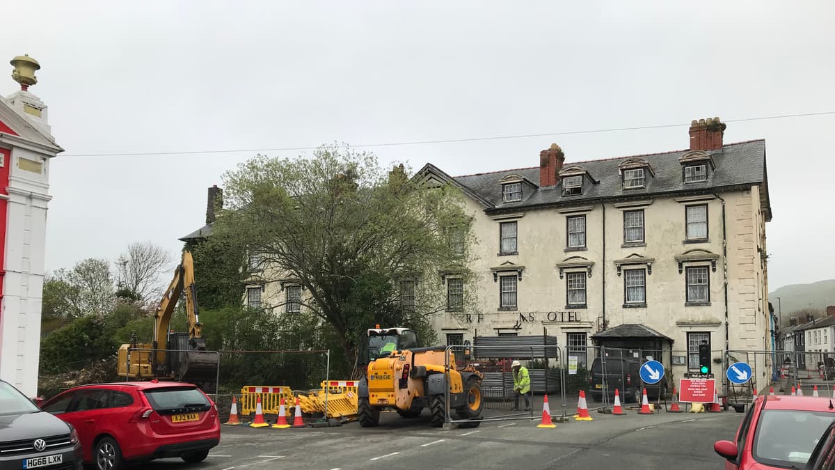 Road closures and scaffolding warning as Tywyn hotel demolition plans ...