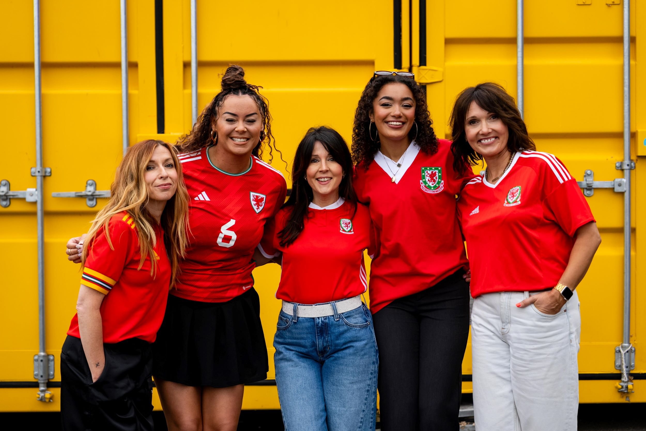 Prosiectau Newydd yr Urdd i Gefnogi Menywod Cymru yn Ewro 2025 ...