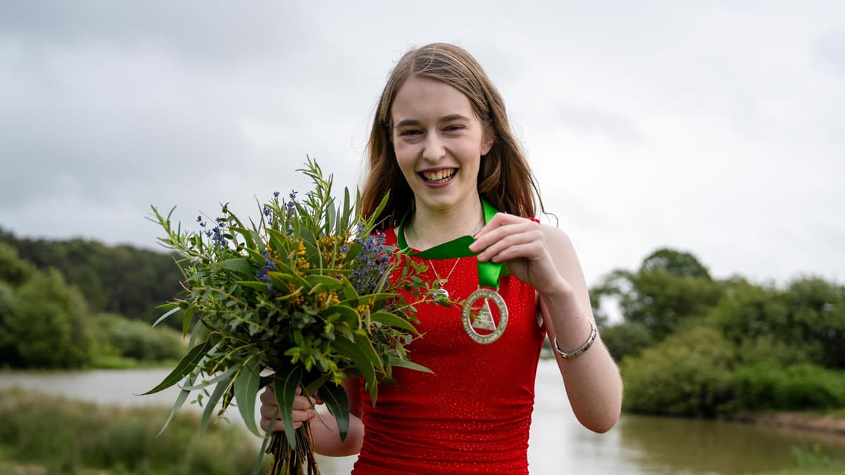 Lleucu yn ennill Medal Gelf, Dylunio a Thechnoleg Eisteddfod yr Urdd ...