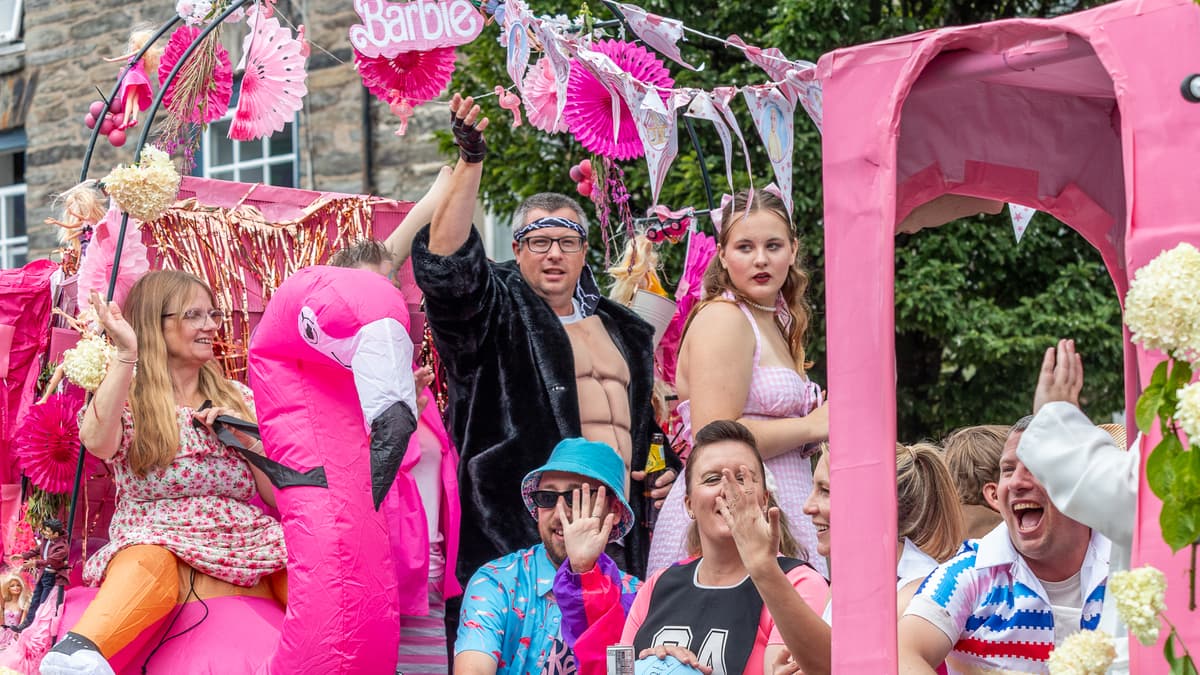 2025 Machynlleth Carnival parade "biggest and brightest in years" as ...