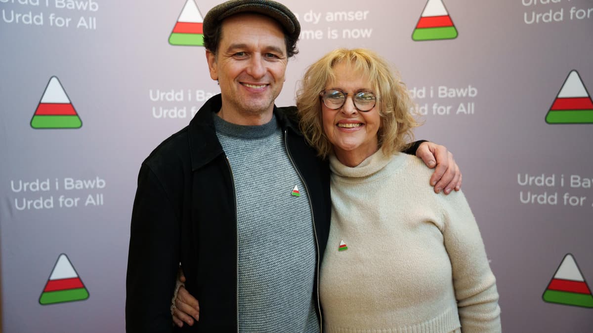Matthew Rhys a Caryl Parry Jones yn dathlu lansio drama gerdd newydd Cwmni Theatr yr Urdd ...
