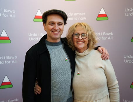 Matthew Rhys a Caryl Parry Jones yn dathlu lansio drama gerdd newydd ...