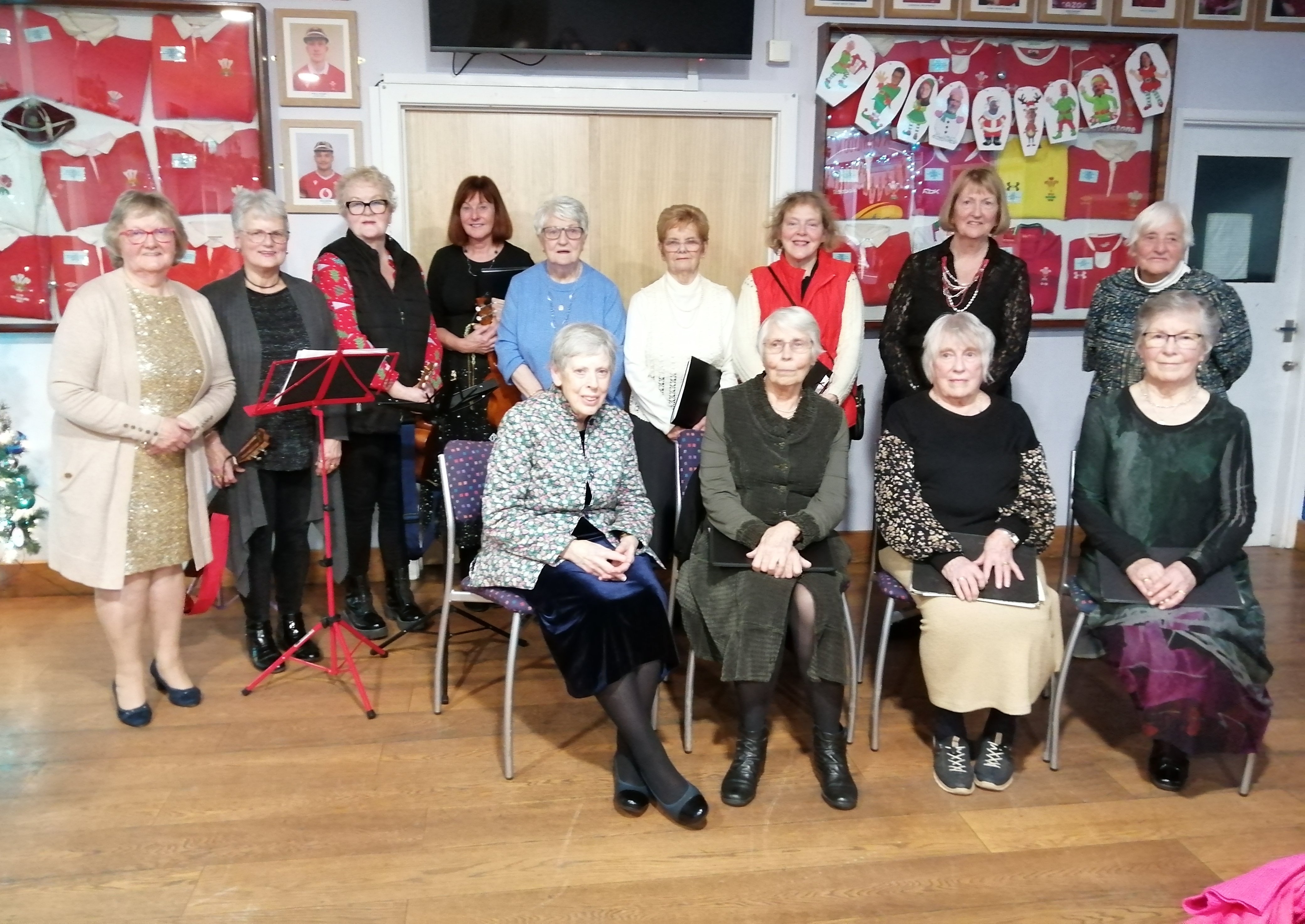 Merched y Wawr Aberystwyth yn mwynhau gwledd o fwyd ac adloniant ...