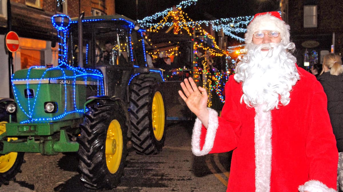 Festive tractor run brightens up Cardigan roads | cambrian-news.co.uk