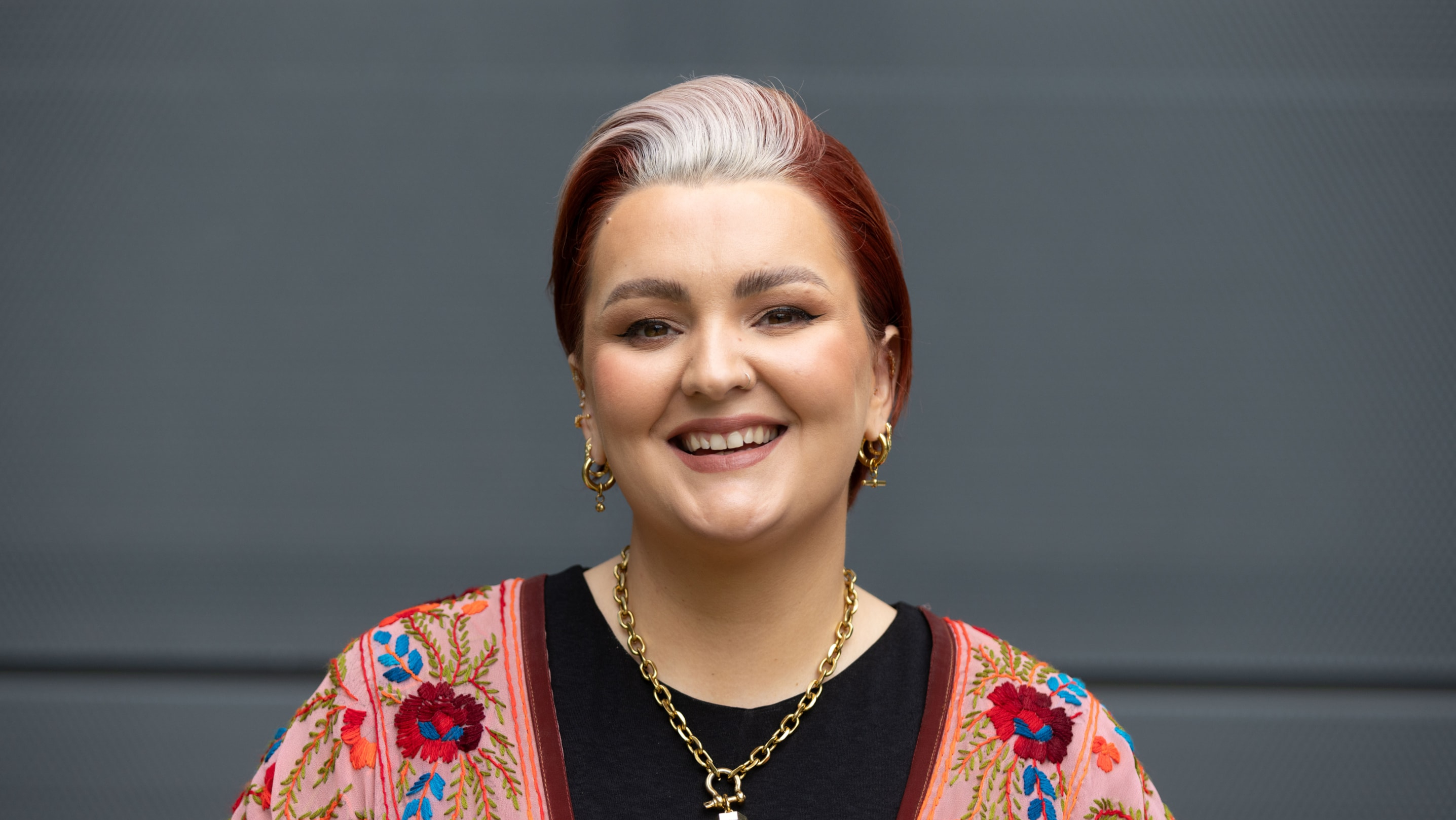 Bronwen Lewis yn trafod diagnosis cancr ei brawd bach a'i diagnosis ...