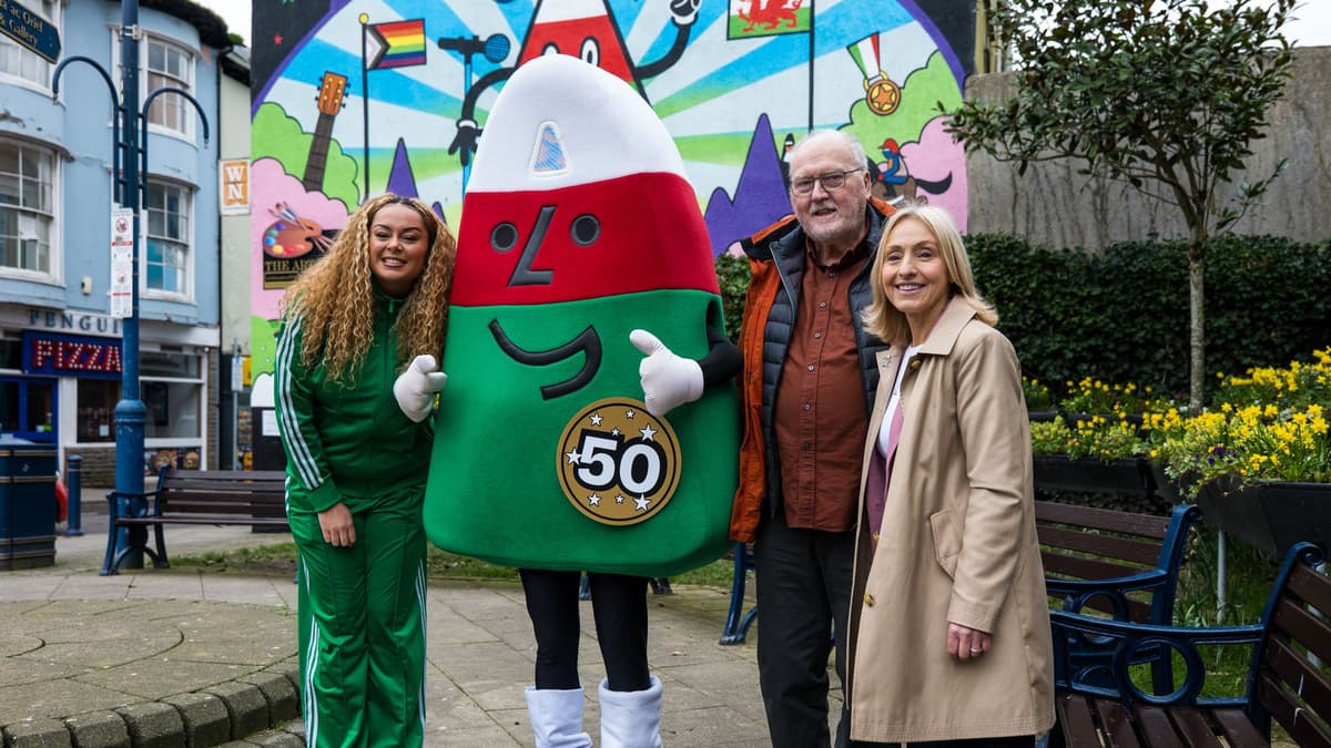 Datgelu murlun Mistar Urdd yn Aberystwyth i ddathlu hanner canrif o’r ...